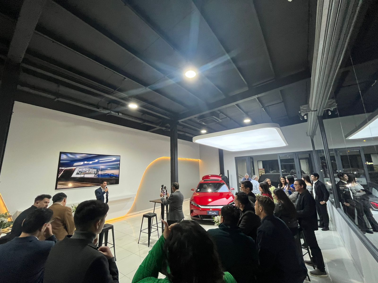 La marca que superó a Tesla llegó a Antofagasta: Salfa inaugura ...